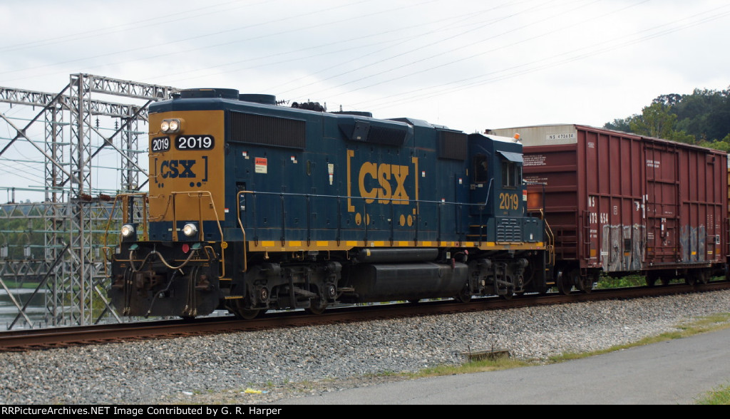 CSXT 2019 LHF takes the H744 local west